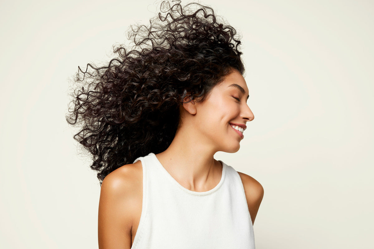 Curly Hair Humidity Tips For Frizz Control – Odele Beauty